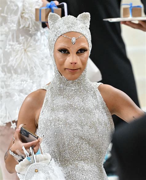 Doja Cat Feuds With Her Fans And Calls Them Creepy