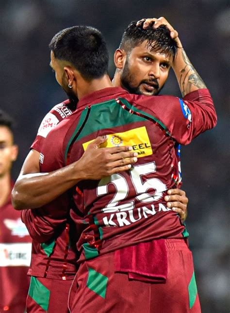 Lsgs Bowler Krishnappa Gowtham With Team Captain Krunal Pandya