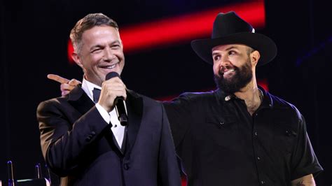 Alejandro Sanz Y Carín León Sirven Una Nueva Copa De El Vino De Tu