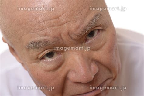 怒った顔のシニア男性の写真素材 [142496406] イメージマート