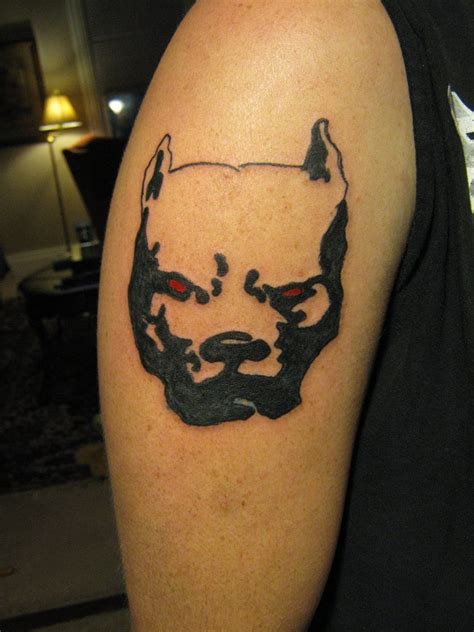Tatuaje De La Raza De Perro Pitbull