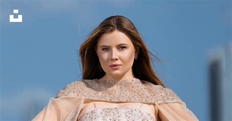 머리에 베일을 쓴 드레스를 입은 여자 사진 Unsplash의 무료 두바이 아랍에미리트 이미지