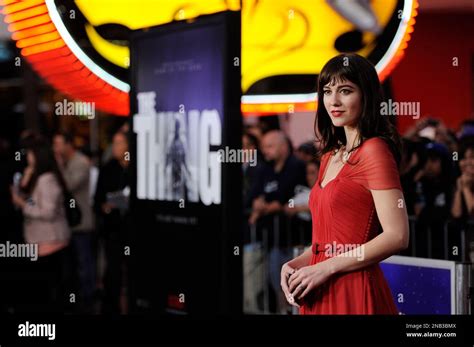 Mary Elizabeth Winstead A Cast Member In The Thing Poses At The