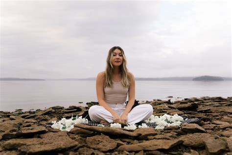 Bre Kennedy Announces New Ep Clarity Out 12 16 Shares Title Track Clarity Nettwerk Music