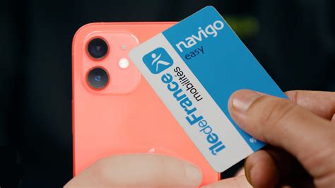 Le Passe Navigo Sur Iphone Devrait Arriver Pile Quand Les Parisiens Fuiront Les Jo Numerama