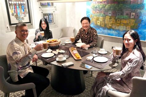 Sesi Teh Tarik Petikan Gitar Buka Tirai Kunjungan Lawrence Wong Ke