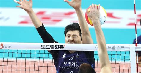 포토s 블로킹 시도하는 우리카드 안준찬