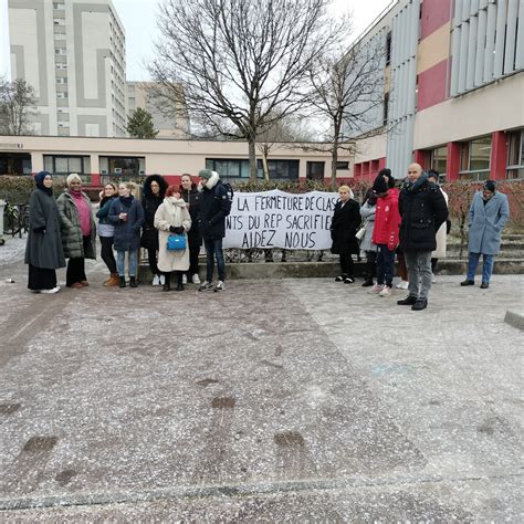 Dijon À Lécole Maternelle Anjou La Mobilisation Sest Poursuivie Lundi