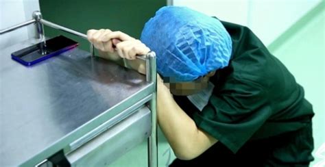 医科大学教师为救患儿上课迟到被罚，同事：临床医生们面临同样的情况 腾讯新闻