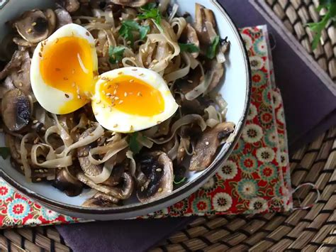 Recept På Risnudlar Med Champinjoner Och Mjukkokt ägg