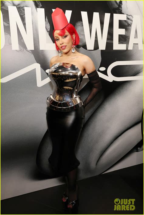 Doja Cat Rocks Whimsical Lipstick Inspired Outfit Surprises Fans At