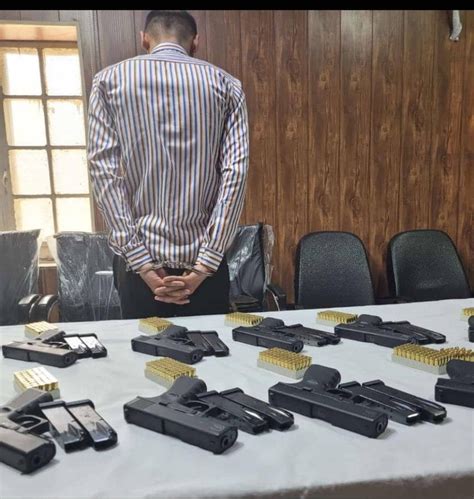 بازداشت مرد آبادانی با 13 کلت کمری و 2 هزار فشنگ جنگی عکس