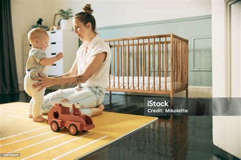 아기 어머니 및 집에서 걷는 법을 배우고 교육 또는 성장 유대감과 놀이 발달 보살핌 및 엄마는 아이 또는 신생아의 첫 단계를