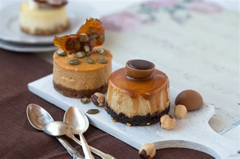 사탕과 유약 소금에 절인 캐러멜 케이크 또는 치즈 케이크 홈메이드 치즈케이크 생일 케이크와 떨어지는 캐러멜 녹기에 대한 스톡 사진 및 기타 이미지 Istock