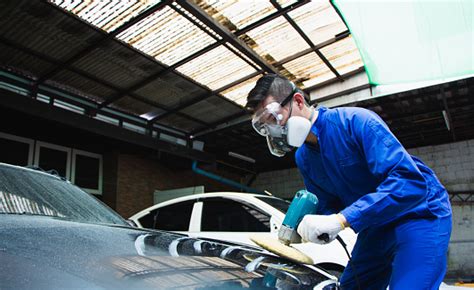 기업가 사업가 중소기업 소유자 차고 자동차 수리점 화가 점프 수트와 먼지 마스크를 착용 차를 연마 30 34세에 대한 스톡 사진