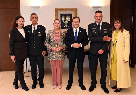 החיוך של שרון הלוי בכותל מעל כולם חילופי הרמטכלים בתמונות