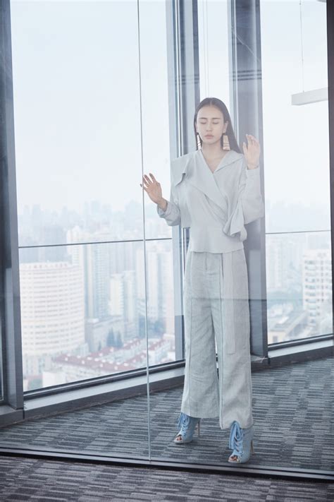 时尚打女母其弥雅最新杂志大片，刚柔并济尽显女性力量 360娱乐，你开心就好