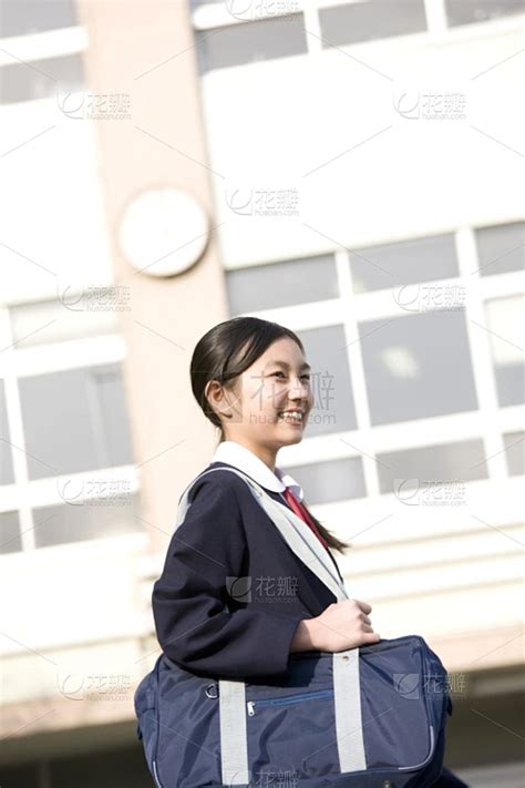 妇女问题初中学生日本校服初中学校操场垂直画幅青少年女人日本人素材 花瓣网