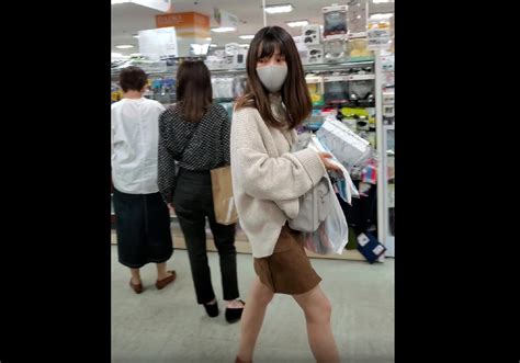 スタイル抜群のキレイ系のお姉さんスカートの中を覗くとパンチラと「毛・毛が・・・」♪ のぞきミックス