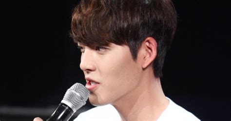 김우빈 조각 같은 옆모습