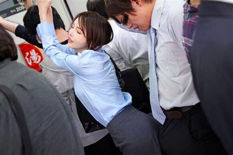 広瀬りおな 満員電車でエロ尻を押しつけ誘惑してくるドスケベ痴女！ノーハンドフェラで口内射精 無料av動画