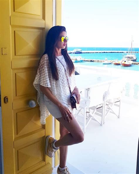 18 Photos Of Bhagyashree The Beautiful Actress We Saw In Maine Pyar Kiya