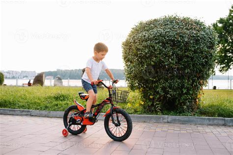 Niños En Un Bicicleta A Asfalto La Carretera En Temprano Mañana