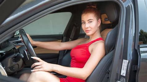 Hype Fox și A Făcut Publice Tarifele Cât Cere Influencerița Roșcată