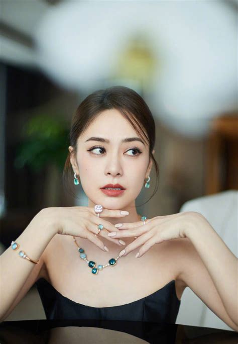 钟欣潼穿高开叉长裙秀美腿 戴宝石配饰富丽有贵气 搜狐大视野 搜狐新闻