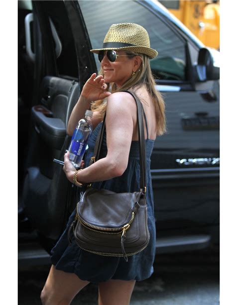 Omg Jennifer Aniston Actually Waved To The Paparazzi Paparazzi Diaries