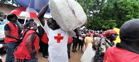 La Croix Rouge Apporte Une Assistance Humanitaire Aux Victimes Des Inondations à Kournari Tchad