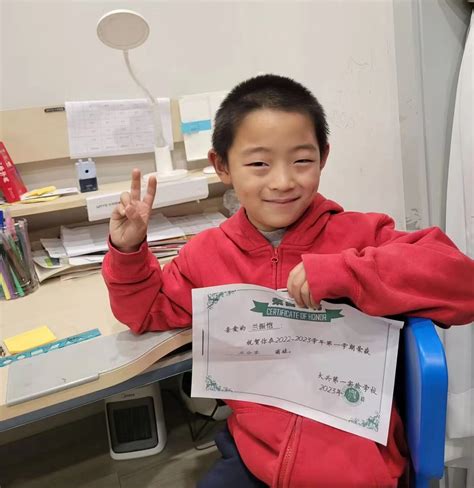 期末，这所学校每个学生都收到 个性定制”奖状大武汉