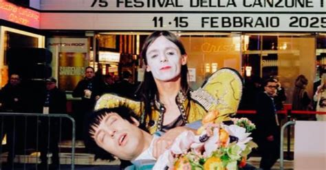 Lucio Corsi Chi è Il Chitarrista Tommaso Ottomano Musicista E Regista