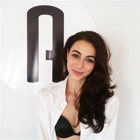 Danielle Robertson Picture