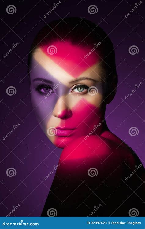 Forme El Retrato Del Arte De La Mujer Joven Desnuda Elegante Imagen De Archivo Imagen De