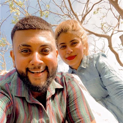 දවසක සතුටු වෙමු අපි දෙන්නා ආදරෙන් හරි ලස්සනට ආව ගමන ගැන මගේ පණ සමාජ ජාලාවල ආන්දෝලනයට පත් වුණු