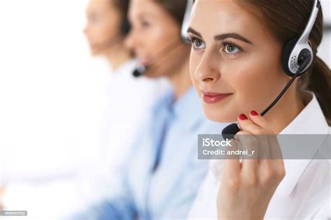 콜 센터입니다 직장에서 연산자의 그룹입니다 헤드셋에서 아름 다운 비즈니스 여자에 초점 3 명에 대한 스톡 사진 및 기타 이미지 3 명 It 지원 고객 서비스 담당자