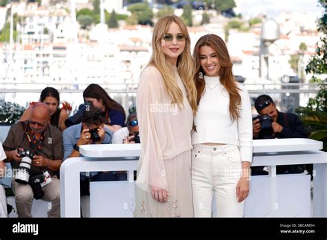 Jennifer Lawrence And Justine Ciarrocchi Pose At The Photocall Of Die