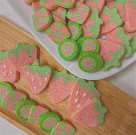 Cute Pink And Green Cookies エクレア デザート ジンジャーブレッド
