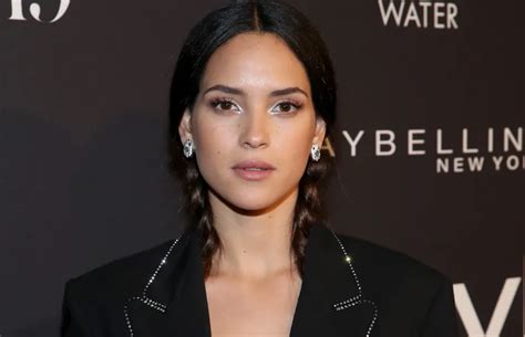 Durante Sus Vacaciones Adria Arjona Presume Su Figura En Microbikini Rojo