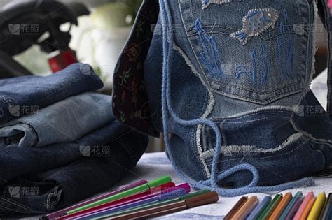 一套学校和办公用品在蓝色背景钢笔，回别针，纸条，彩色铅笔，蜡笔，毡尖笔和闹钟。理念回到学校。fl