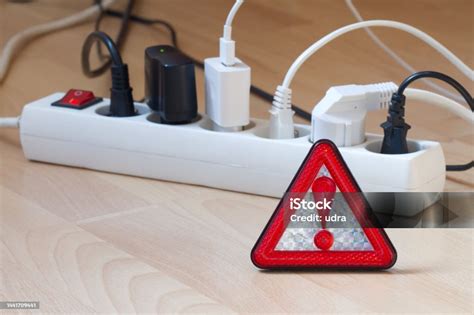 바닥에 전원 플러그로 가득 찬 전기 연장 코드가 있는 경고 표시 에너지 가격 상승 개념 0명에 대한 스톡 사진 및 기타 이미지