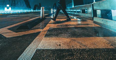 밤에 길을 가로 질러 걷는 남자 사진 Unsplash의 무료 로스앤젤레스 이미지