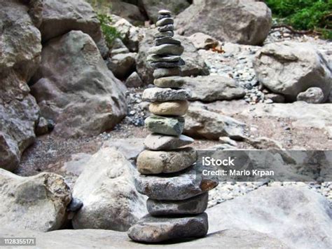 Sebuah Menara Yang Dibangun Dari Batu Alam Di Sepanjang Aliran Paklenica Kecil Hrvatska Foto