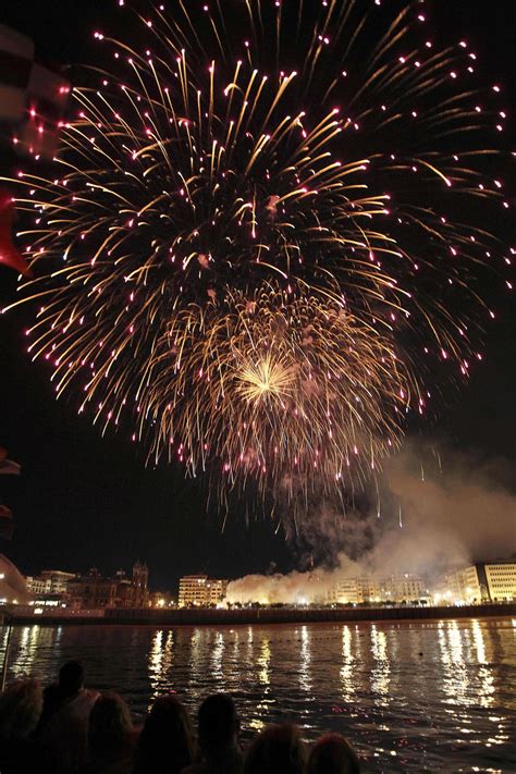 Curiosidades Con Lupa Fuegos Artificiales Como Cuandoy Figuras