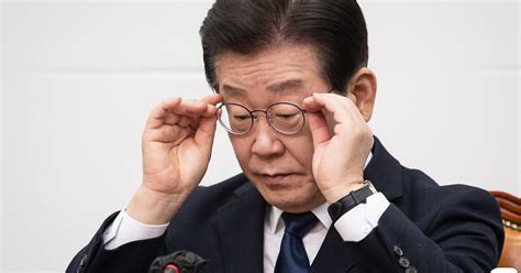 안경 고쳐 쓰는 이재명 더불어민주당 대표