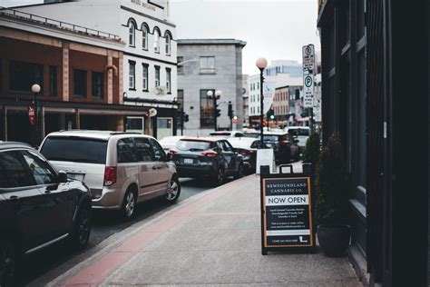 가게 사인 간판 거리 사진 거리 장면 건물 건축 교통 교통 흐름 낮 뉴 펀들 랜드와 래브라도 뉴펀들랜드 대마초 회사 다운타운 코어 도로 표지판 도시