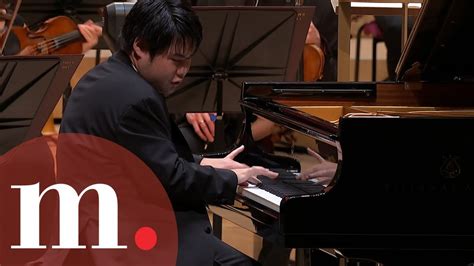 Nobuyuki Tsujii 辻井伸行 with Domingo Hindoyan perform Beethoven s Piano
