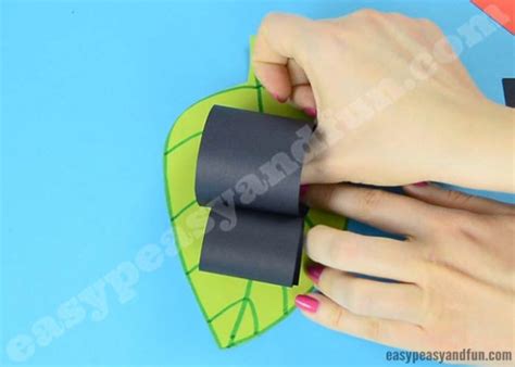 Construction Paper Ladybug On A Leaf Easy Peasy And Fun