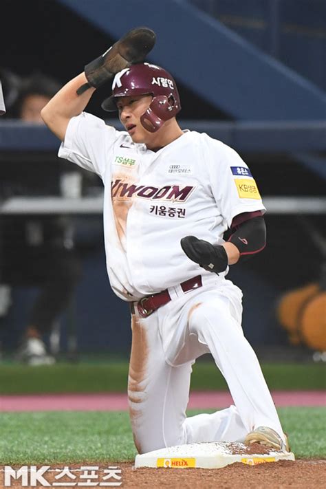 김하성 잽싸게 3루까지 Mk포토